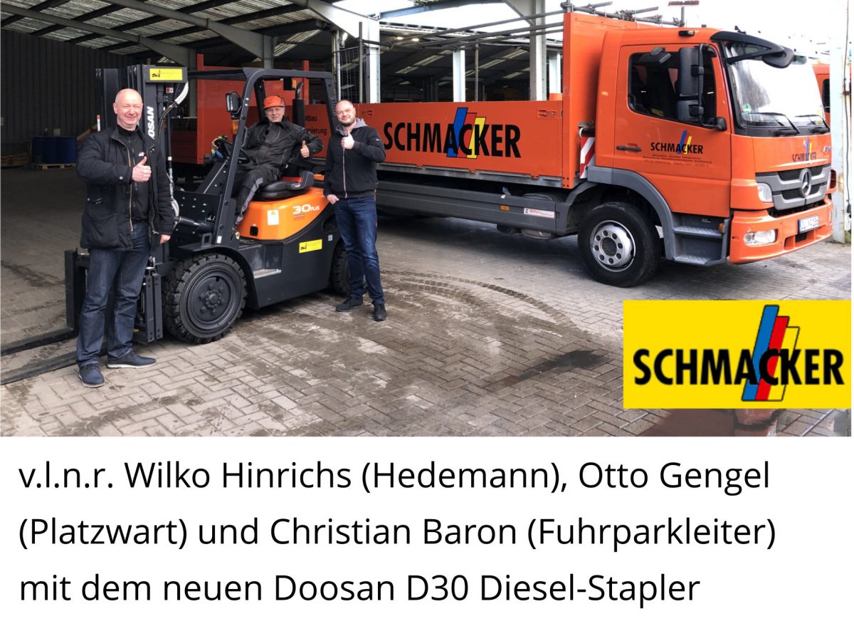 Ein Doosan D30 zum Verladen von Gerüstbauteilen